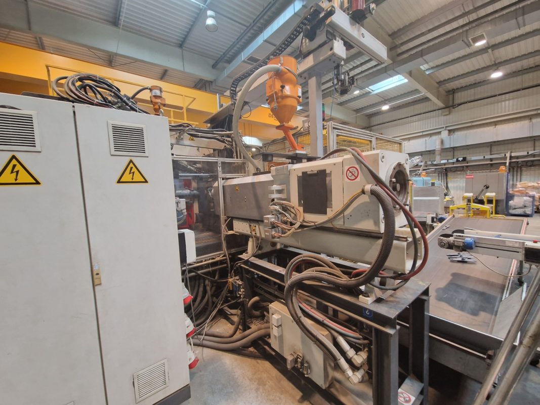 FERROMATIK MILACRON K-TEC 450 injection moulding machine