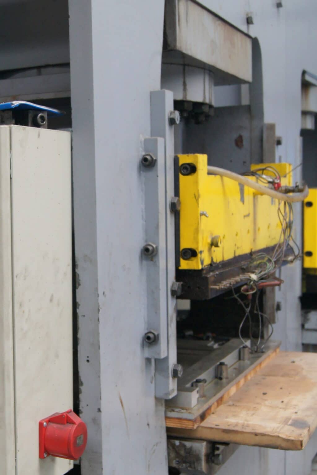 DIEFFENBACHER 350 T hydraulic press